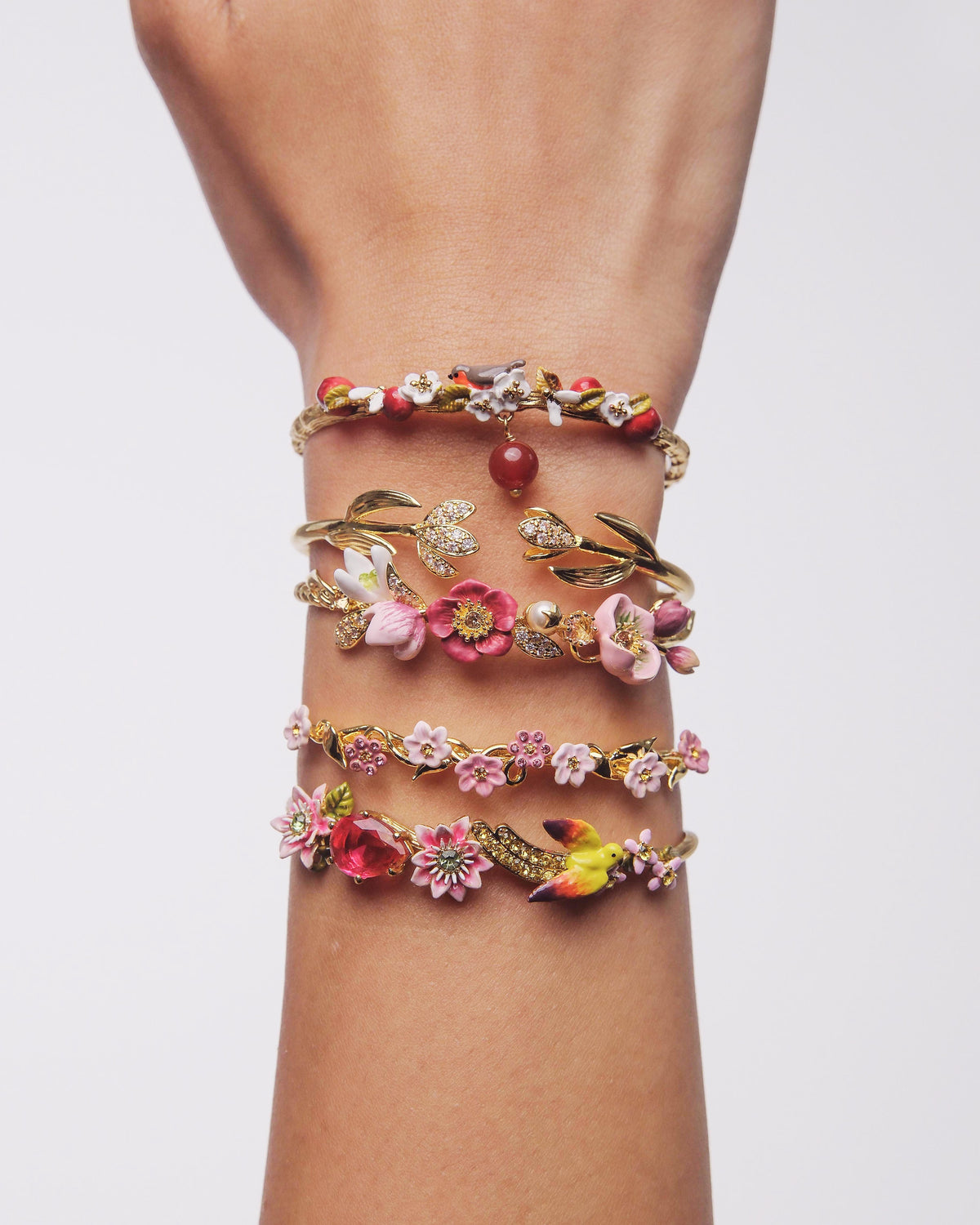 Bracelet jonc fleurs de Passifore, perruche et poire de verre facetté